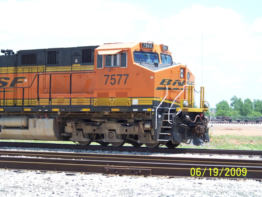 BNSF ES44DC 7577